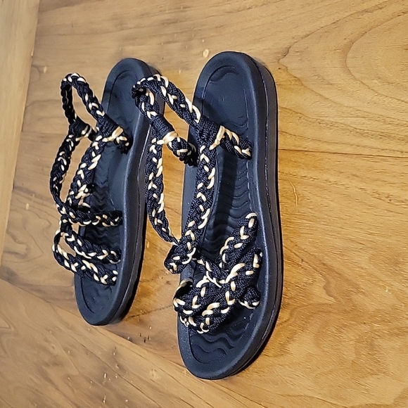 MEGNYA | Shoes | Nwot Megnya Size 6 Black And Gold Comfy Walking ...